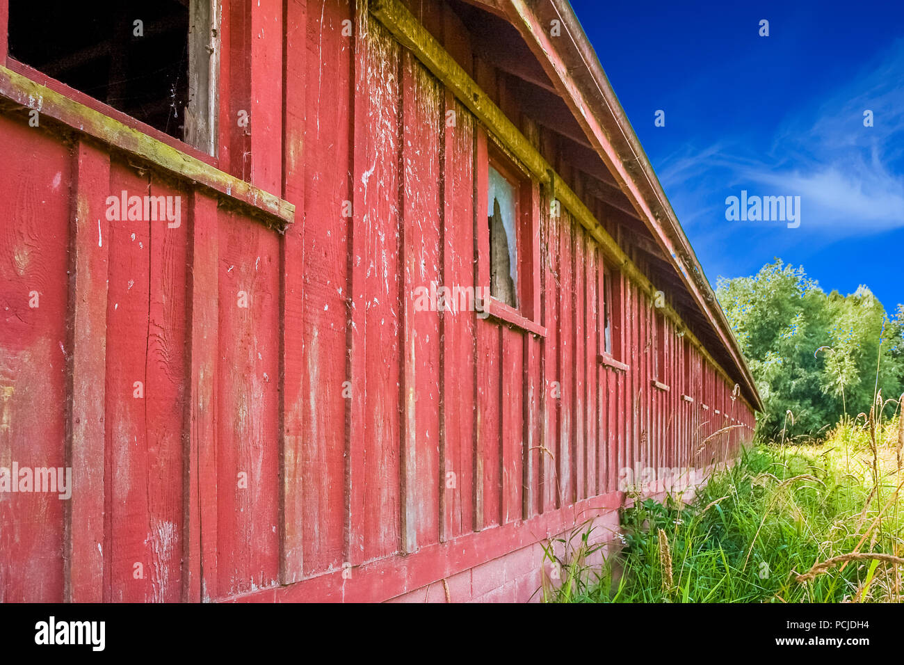 Painting red barns hi-res stock photography and images - Alamy
