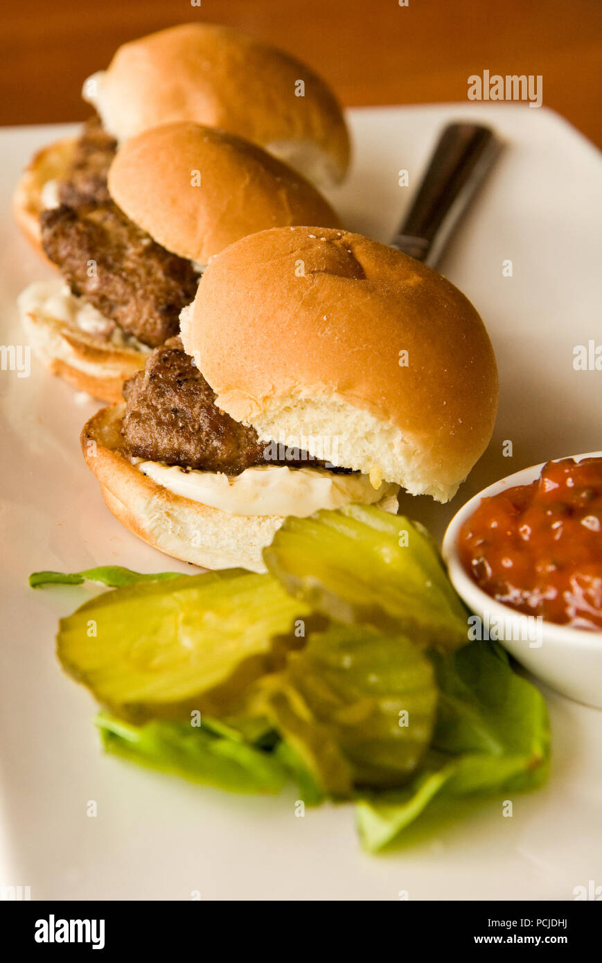 Burger on a platter hi-res stock photography and images - Alamy