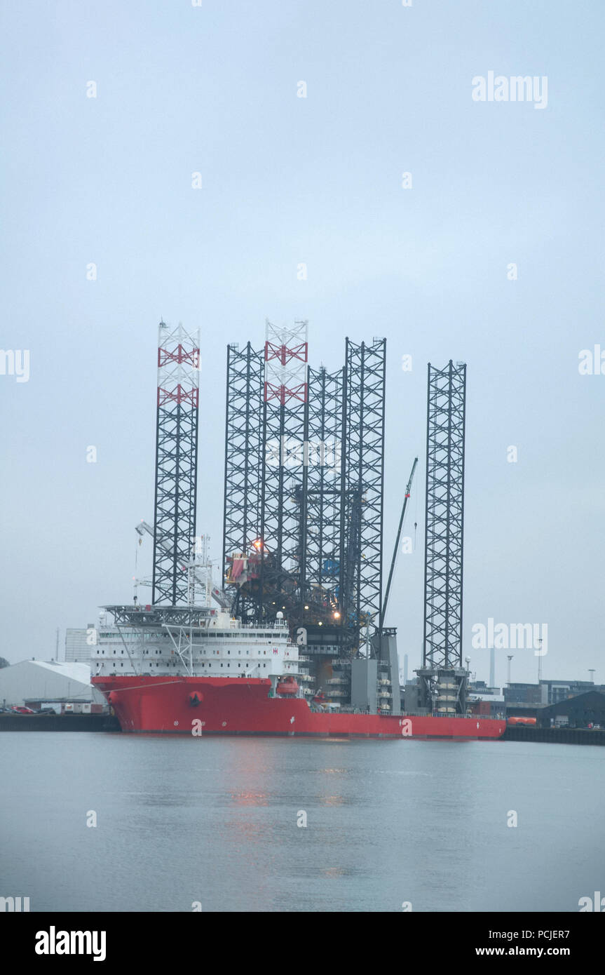 Support vessel offshore oil rig hi-res stock photography and images - Alamy
