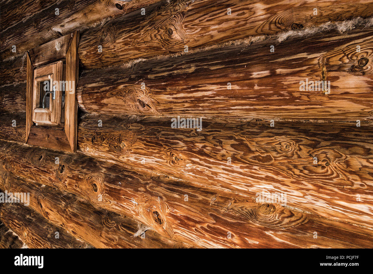 A small window in the wall of a rural log cabin Stock Photo - Alamy