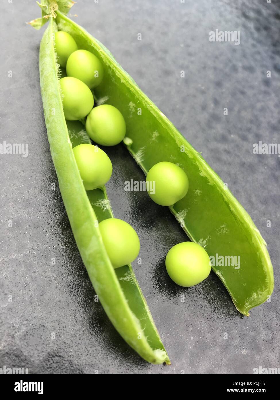 Pea pod hi-res stock photography and images - Alamy
