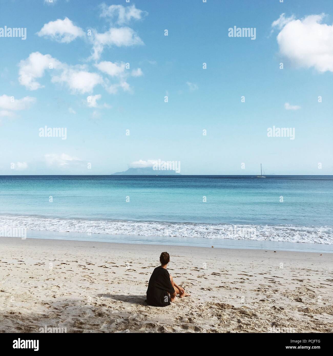 Women sitting at beach hi-res stock photography and images - Alamy