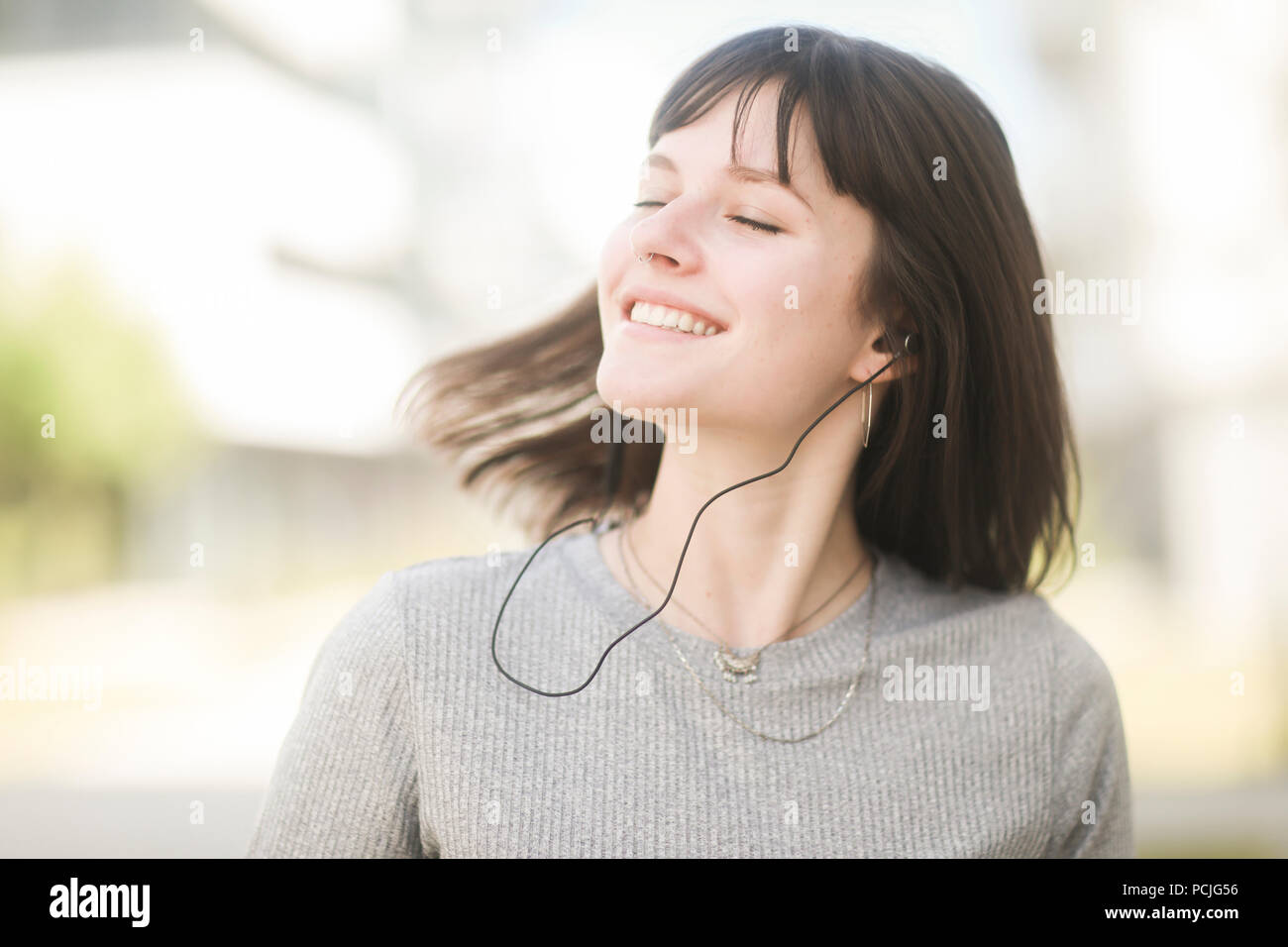 Shaking her head hi-res stock photography and images - Alamy