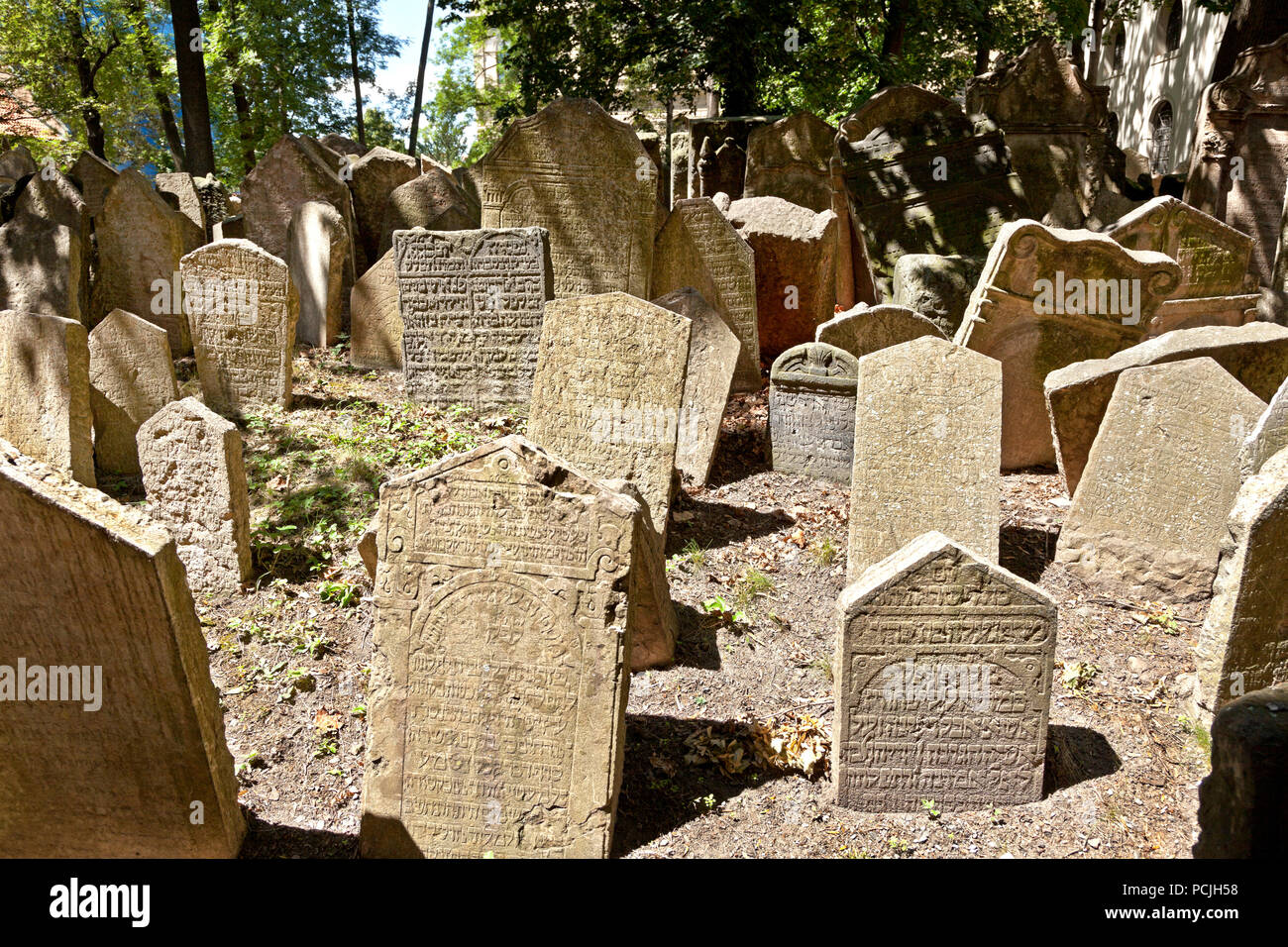 Jewish graveyard, Jewish quarter, Prague Stock Photo - Alamy