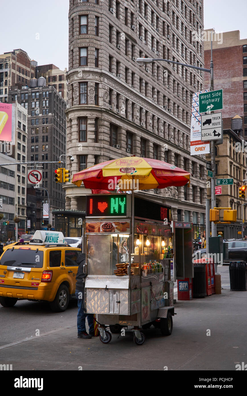 food kart by the Flatiron building in Manhattan Stock Photo - Alamy