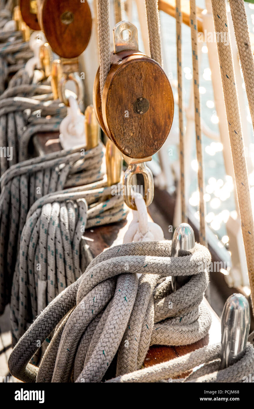Old ship tackles. Old sailing ship vessel Background Stock Photo - Alamy