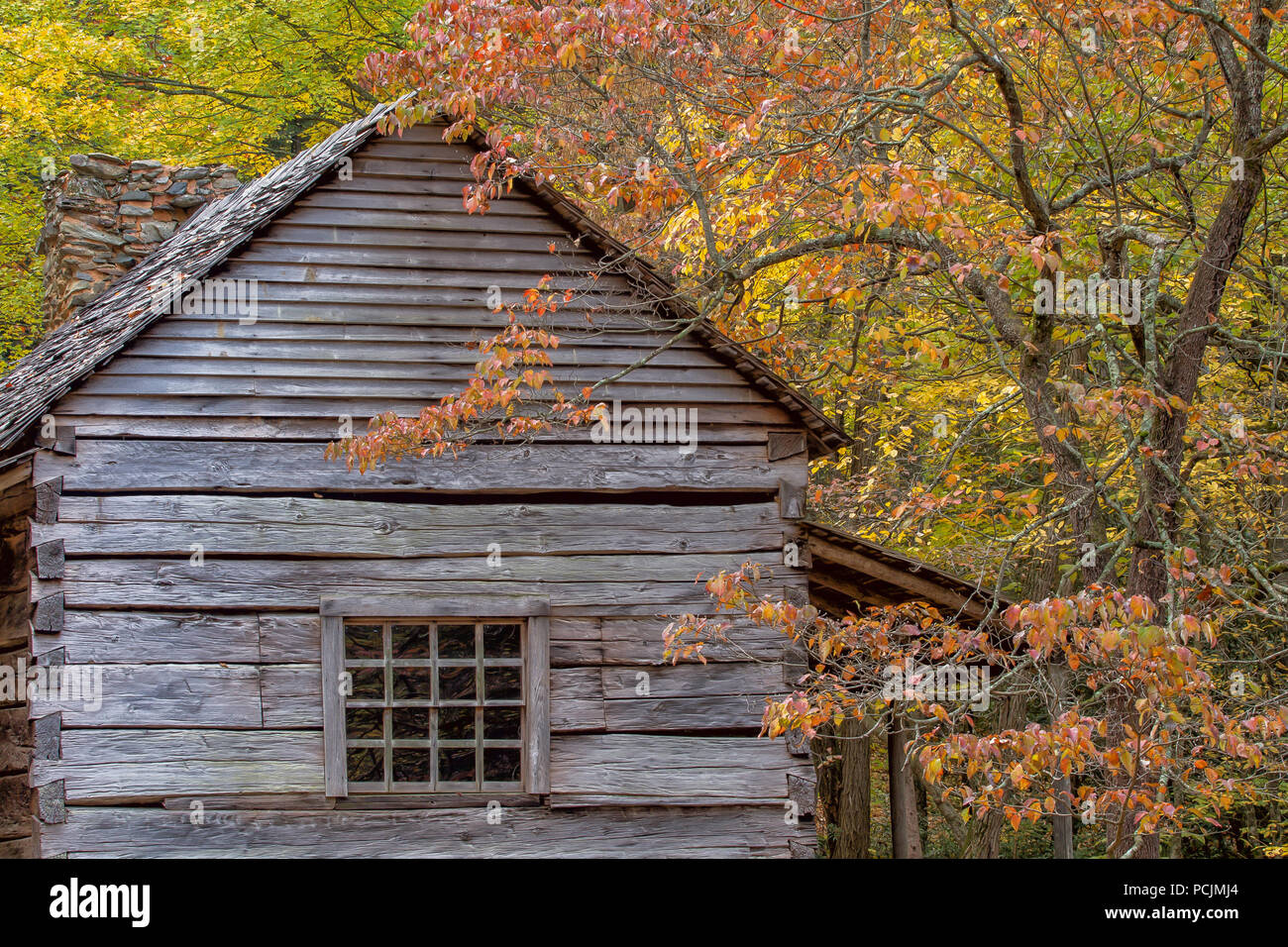 Log cabin old hi-res stock photography and images - Alamy