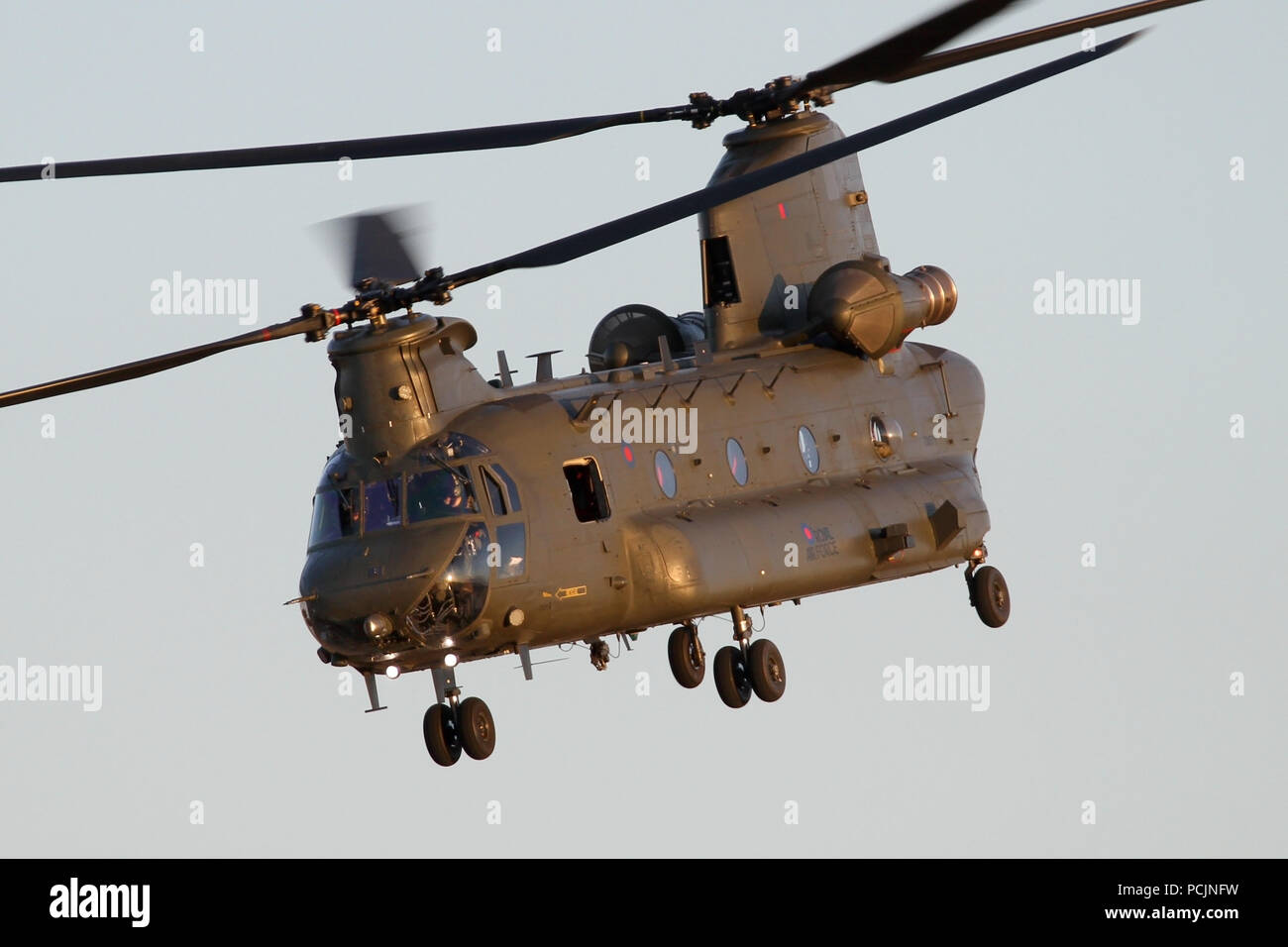 Raf boeing chinook hc6 helicopter hi-res stock photography and images ...