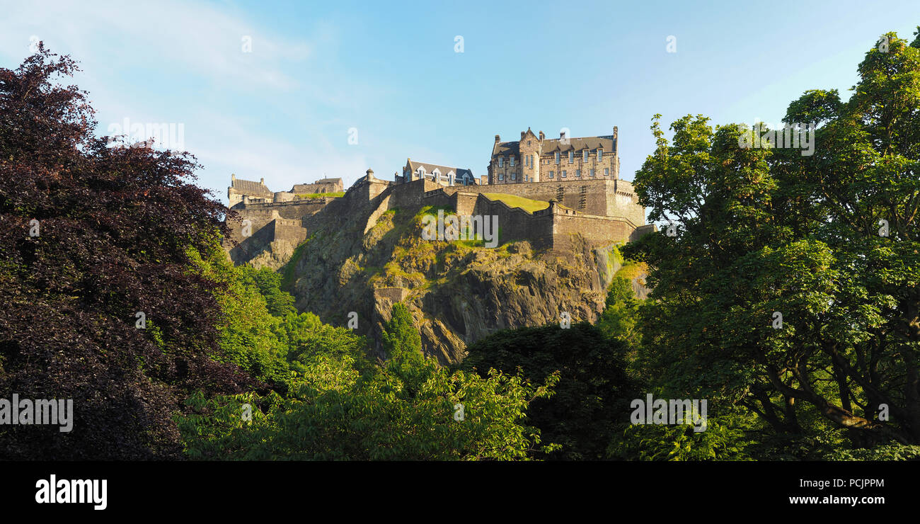 High resolution large panoramic view of Edinburgh castle in Edinburgh ...