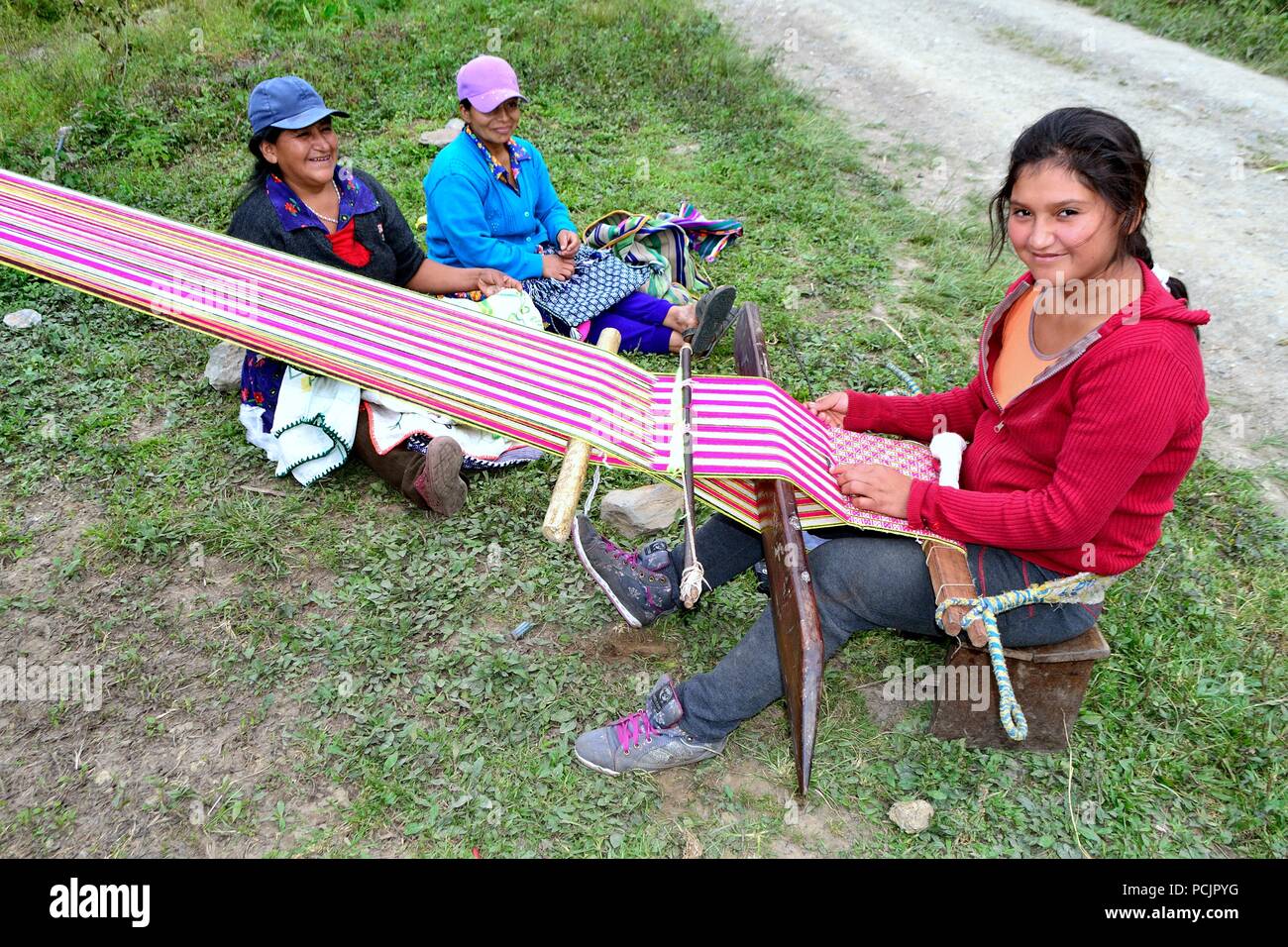Hand Loom in El CARMEN DE LA FRONTERA - Ecuador border - Huancabamba ...