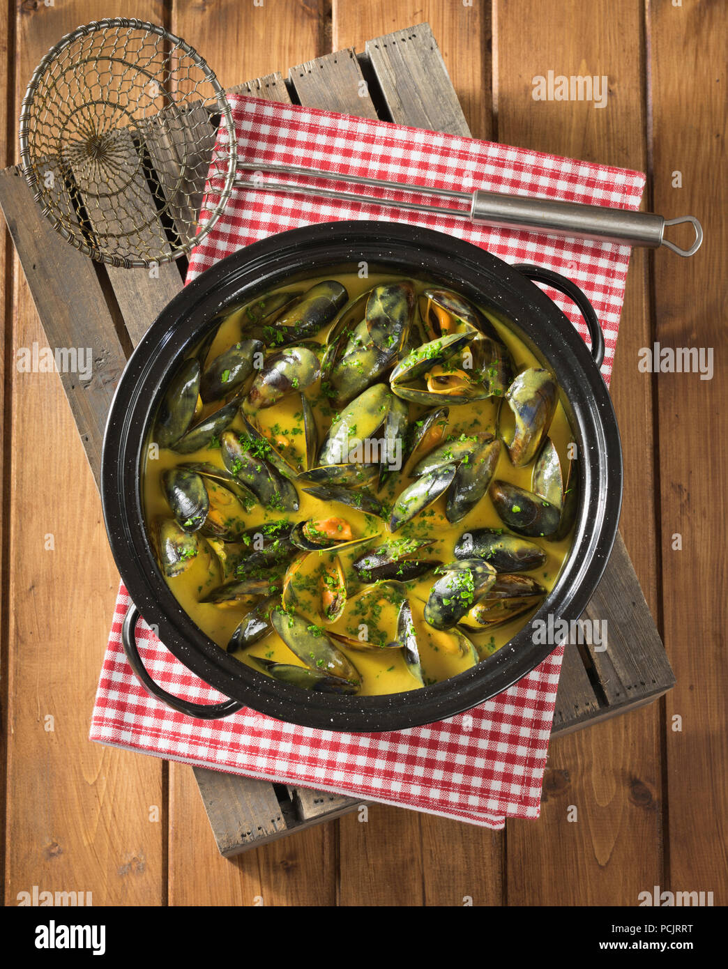 Cooking mussels in creamy sauce hi-res stock photography and images - Alamy