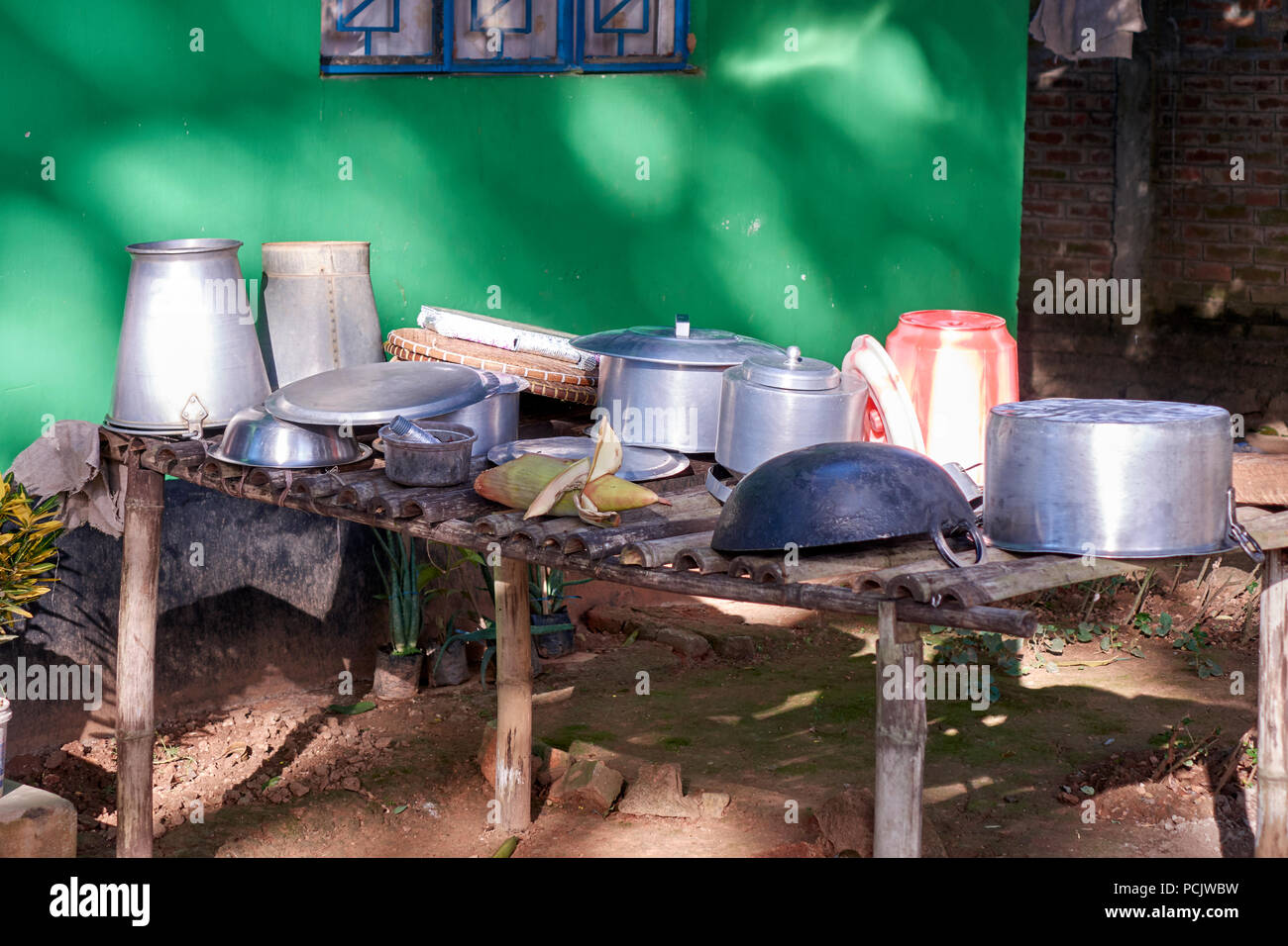 Washing pans hi-res stock photography and images - Alamy
