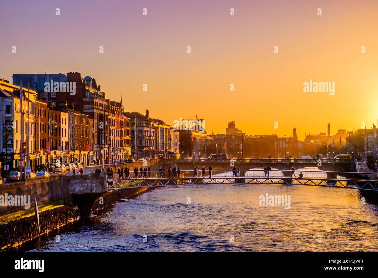 Temple bar dublin evening hi-res stock photography and images - Alamy
