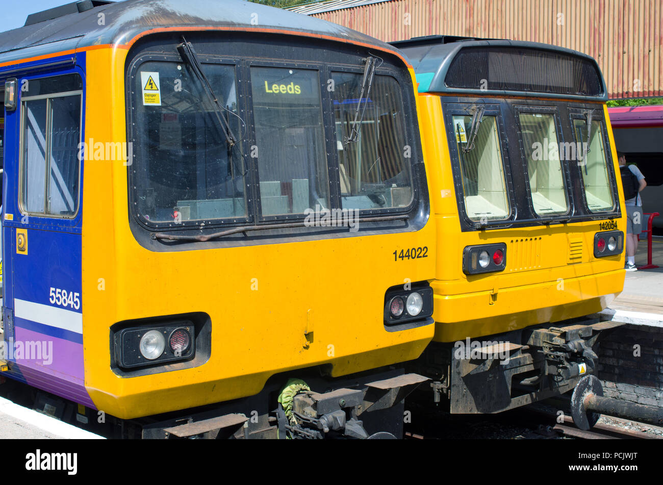 Commuter trains uk hi-res stock photography and images - Alamy