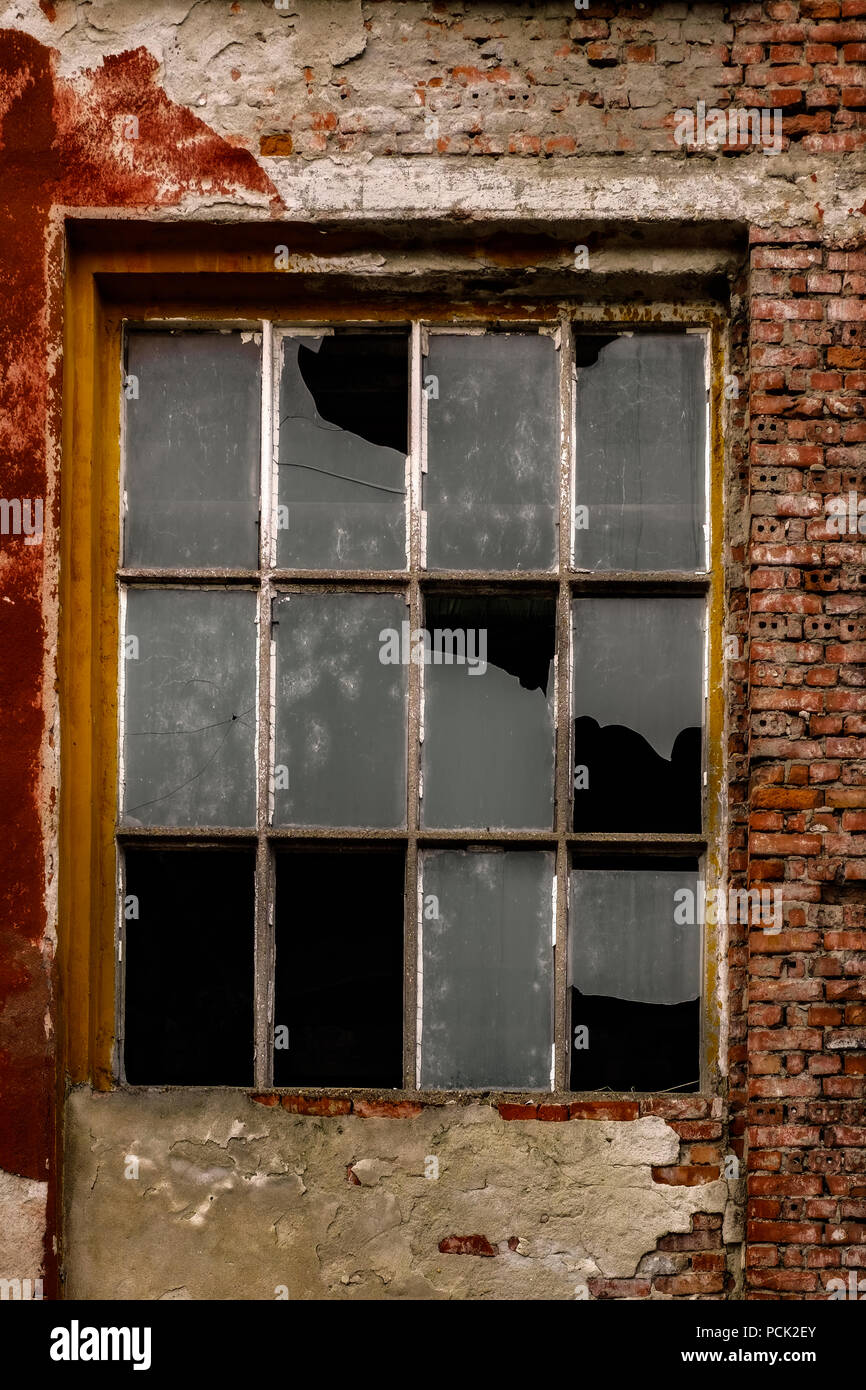 Old windows hi-res stock photography and images - Alamy