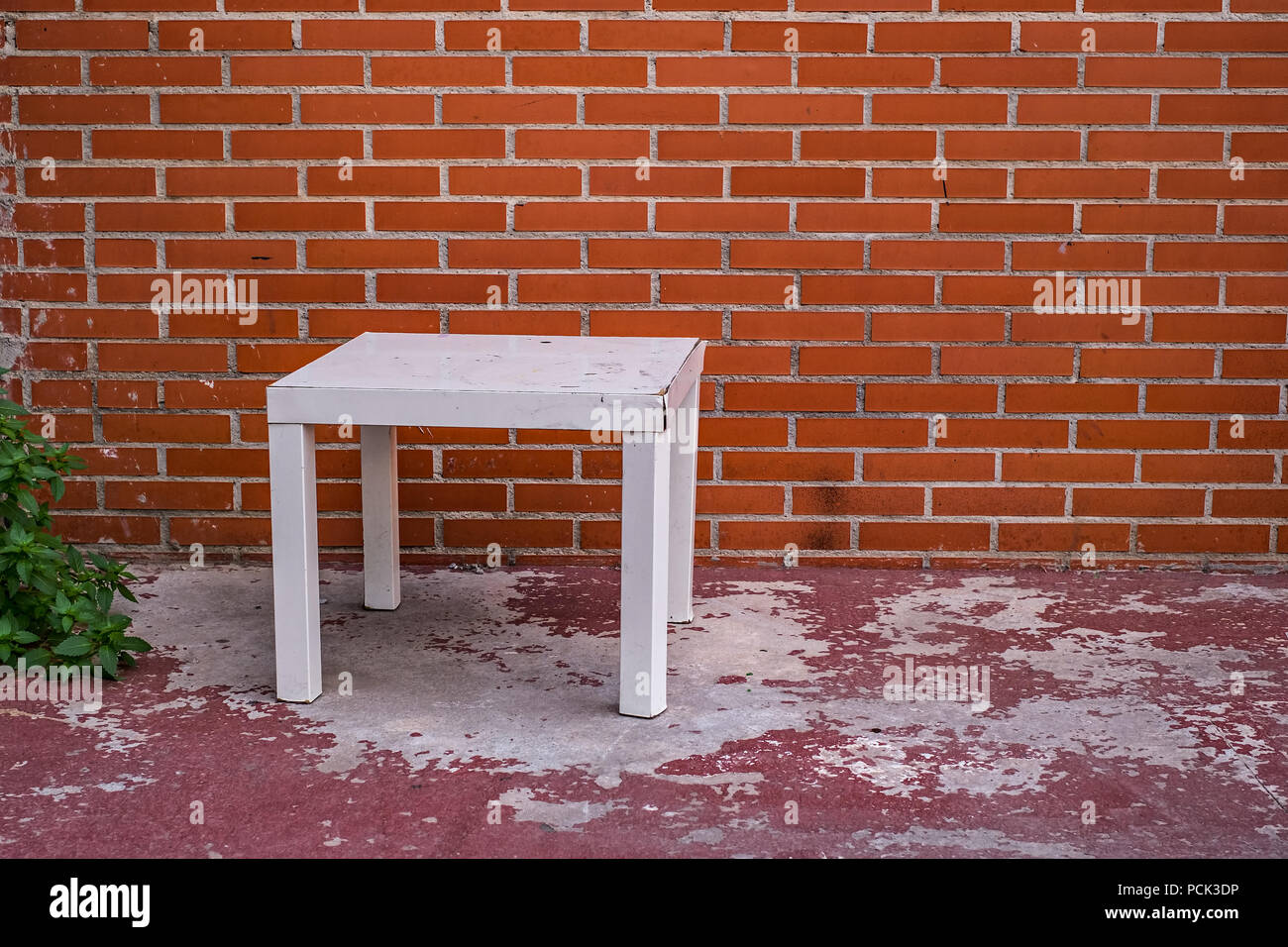white table with red bricks Stock Photo - Alamy