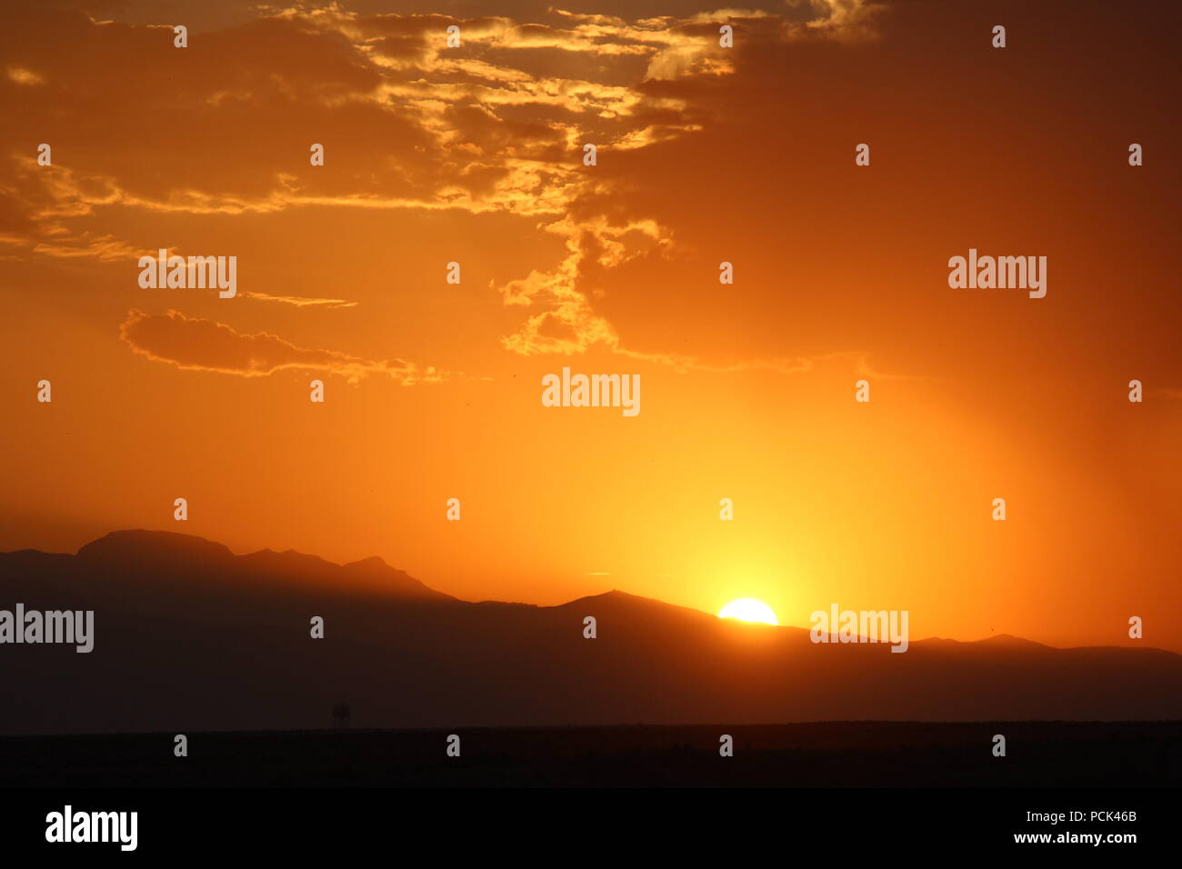 Sunrise over the desert hi-res stock photography and images - Alamy