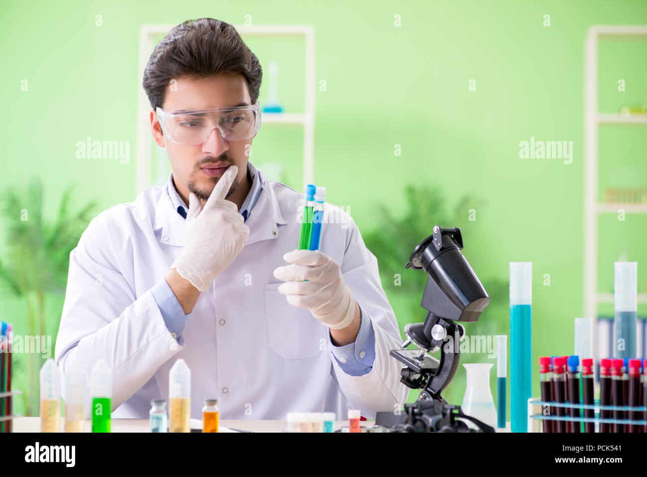 Man chemist working in the lab Stock Photo - Alamy