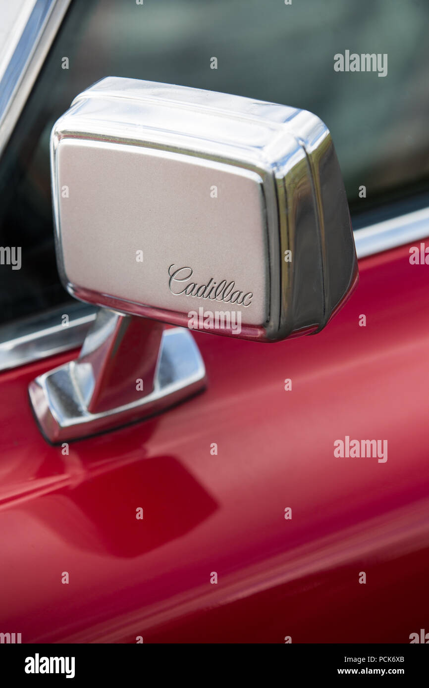 Mirror logo hi-res stock photography and images - Alamy