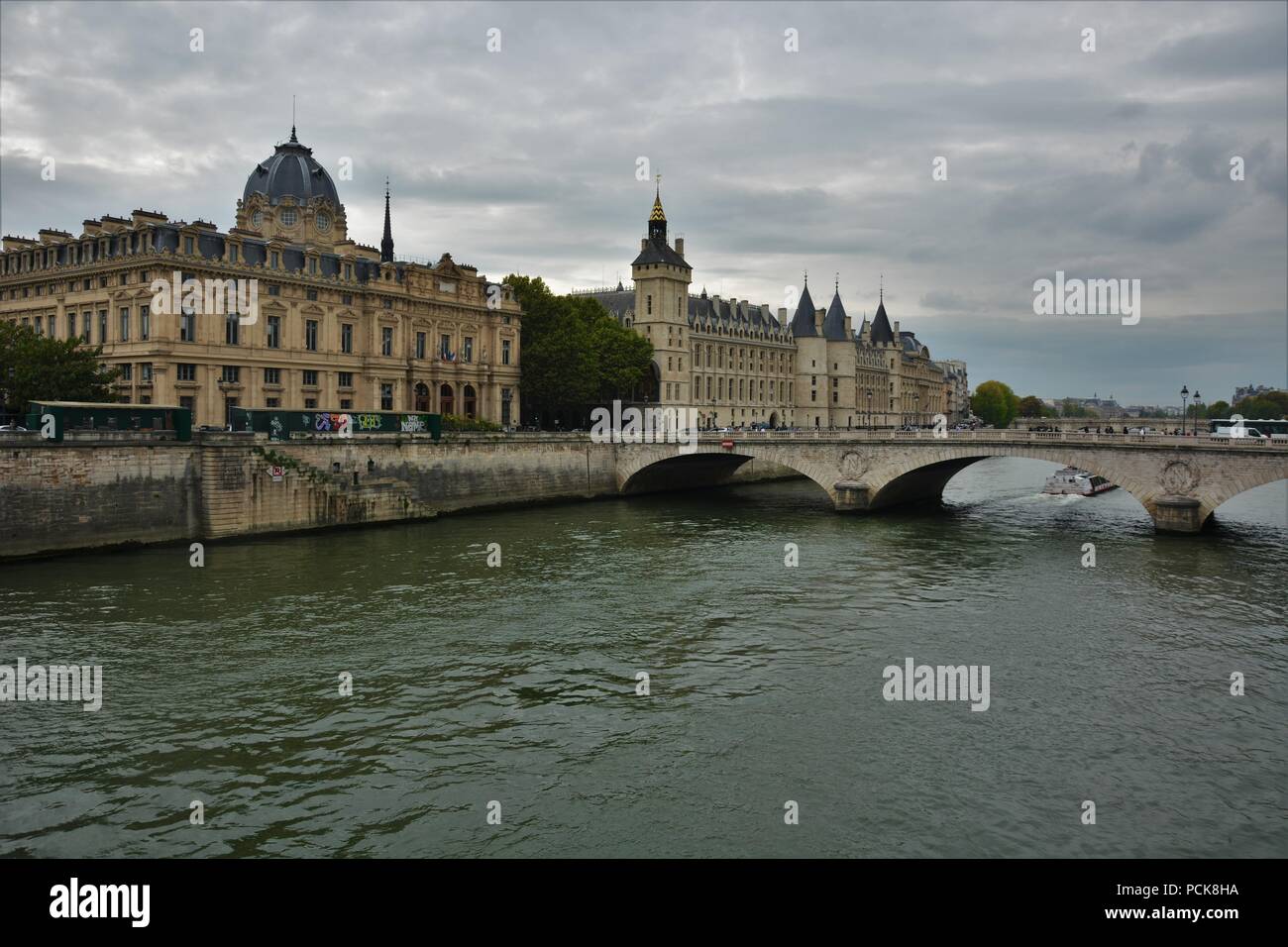 France paris river ferry hi-res stock photography and images - Alamy