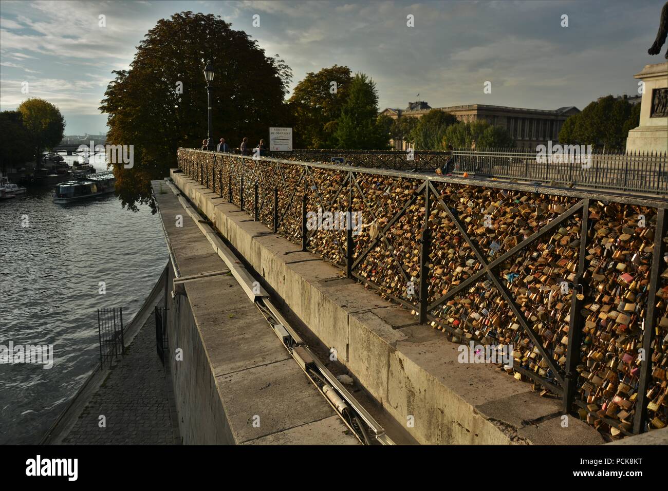 Locks bridge seine river hi-res stock photography and images - Alamy