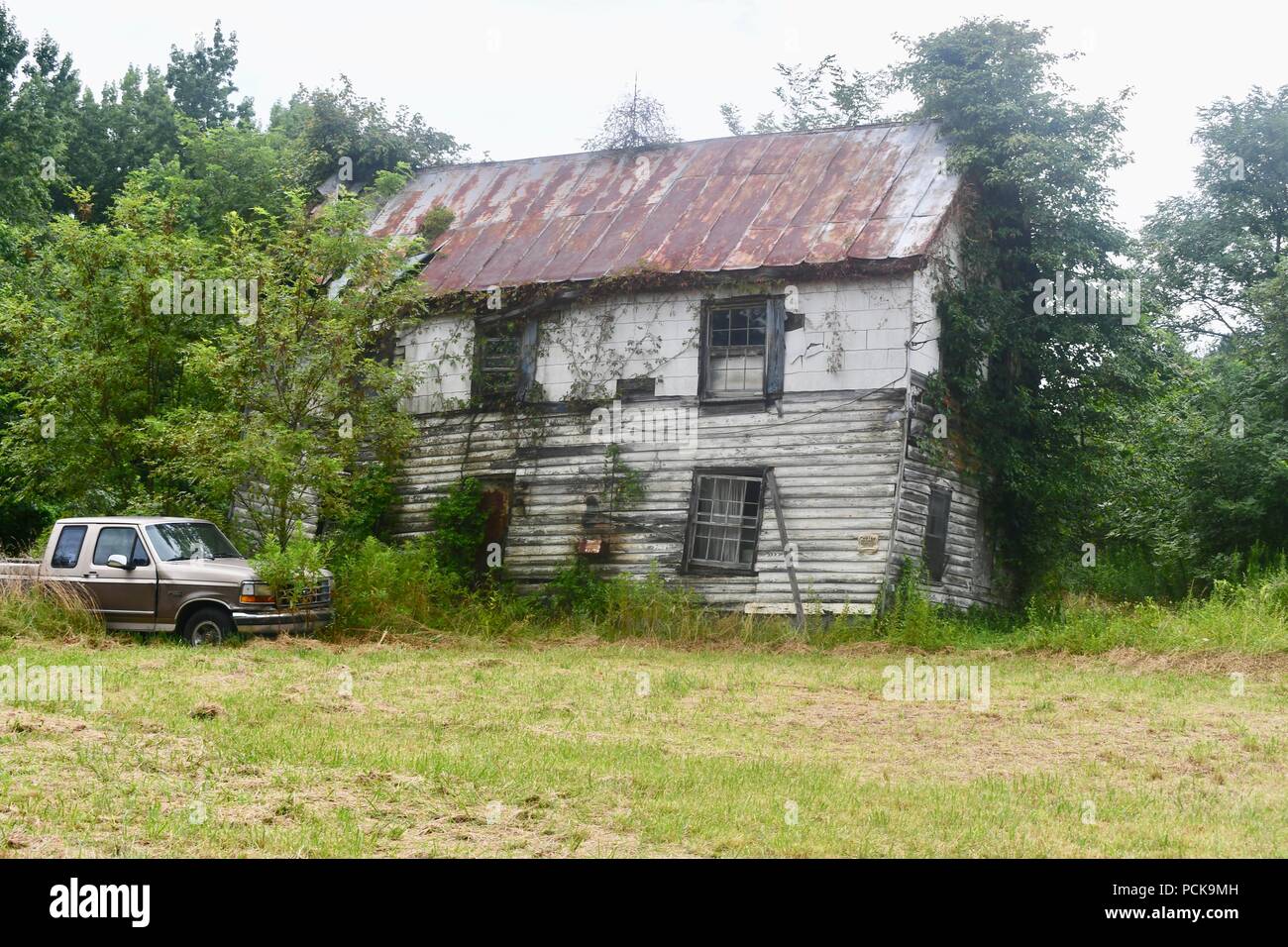 Falling down house hi-res stock photography and images - Alamy