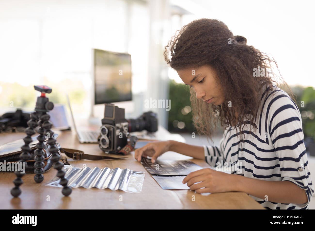 At the desk photo hi-res stock photography and images - Alamy