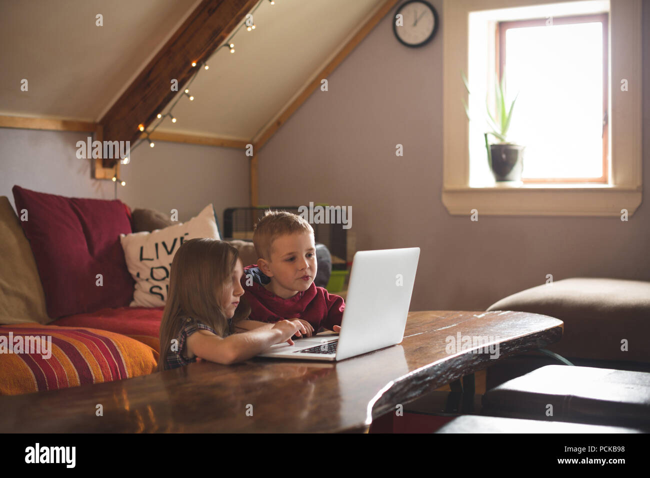 Sibling connection hi-res stock photography and images - Alamy