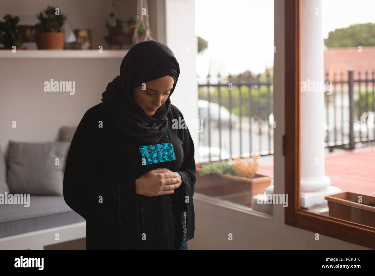 Muslim woman praying hi-res stock photography and images - Alamy