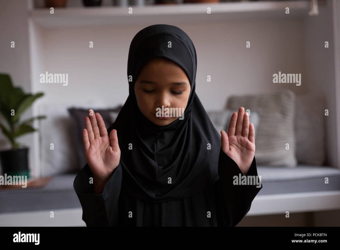 Muslim girl hijab hi-res stock photography and images - Alamy