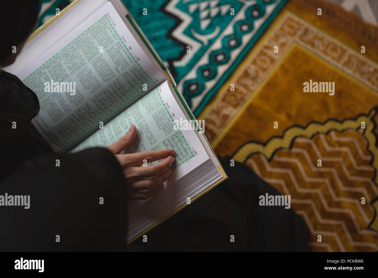 Arabic muslim woman praying hi-res stock photography and images - Alamy