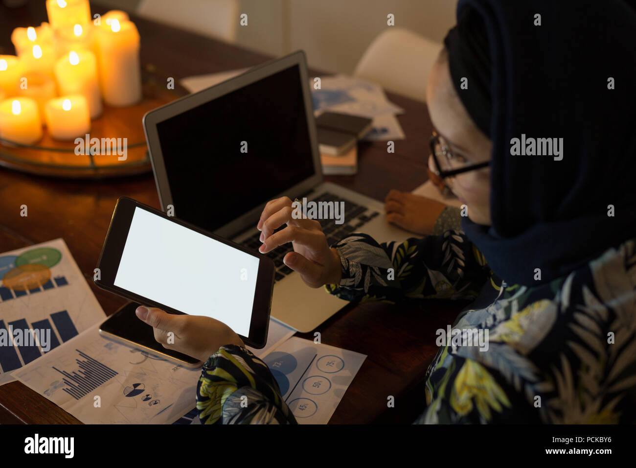 Work home muslim woman working hi-res stock photography and images - Alamy