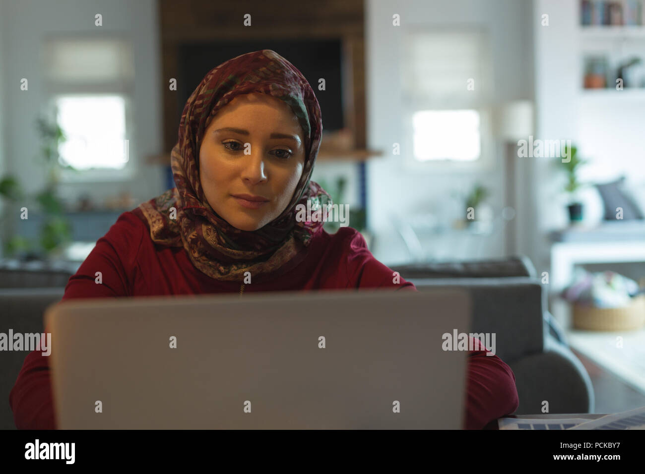Muslim female laptop hi-res stock photography and images - Alamy