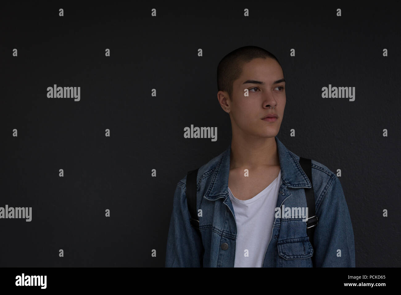 Leaning against wall pose hi-res stock photography and images - Alamy