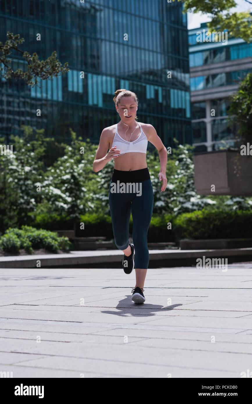 Woman runner jogging city street hi-res stock photography and images ...