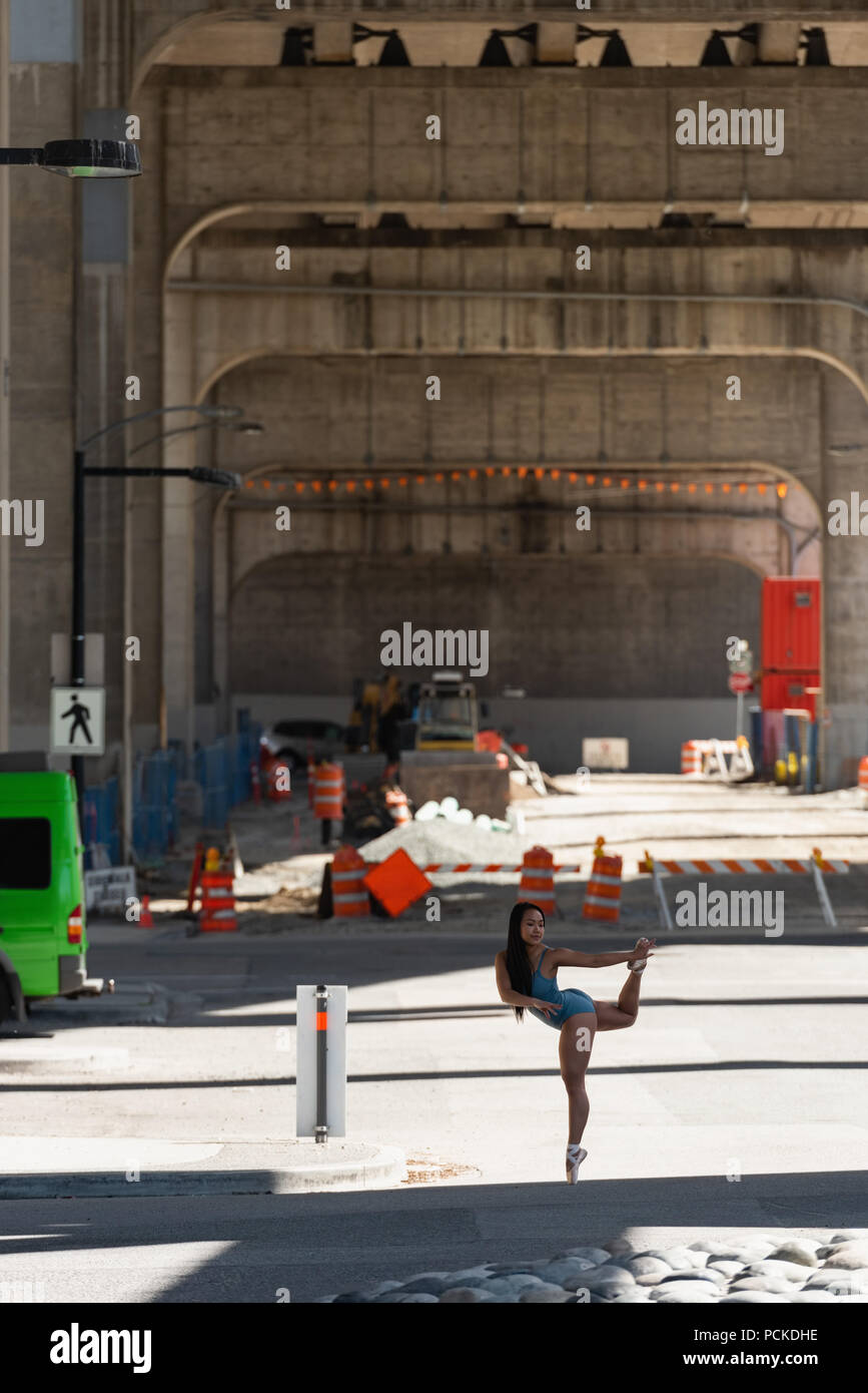 Street ballet hi-res stock photography and images - Alamy