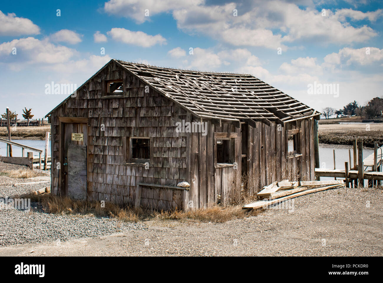 Abandoned shack hi-res stock photography and images - Alamy
