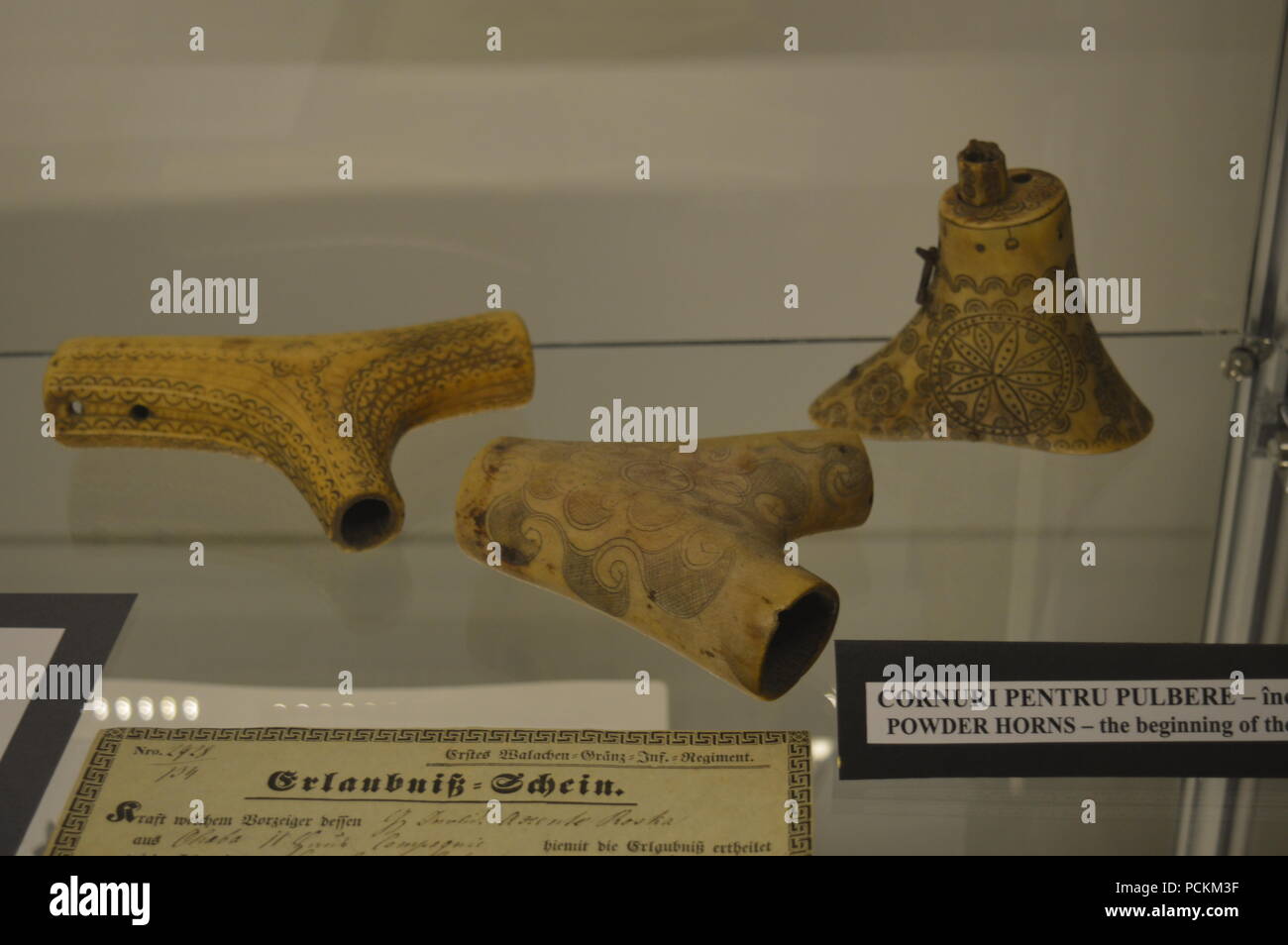 Army powder horns hi-res stock photography and images - Alamy