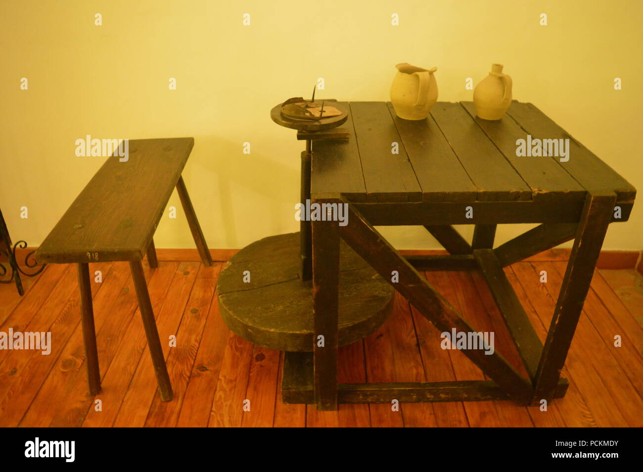 Romanian pottery table hi-res stock photography and images - Alamy
