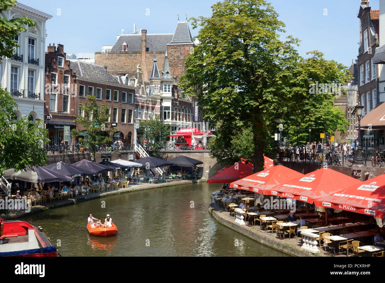 Outdoor cafes alongside the Oude Gracht in Utrecht with a tourist boat ...