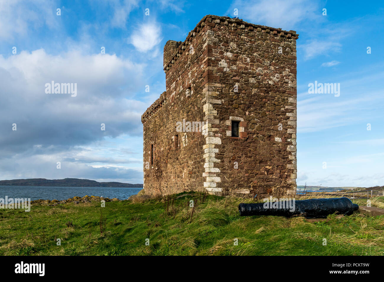 Cannon and castle at the coast hi-res stock photography and images - Alamy