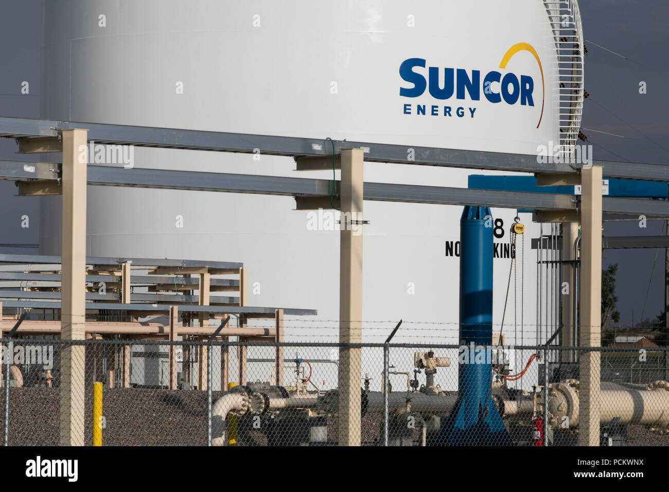 Suncor hi-res stock photography and images - Alamy