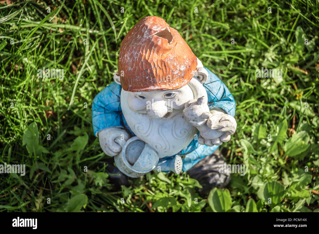 Elf garden statue hi-res stock photography and images - Alamy
