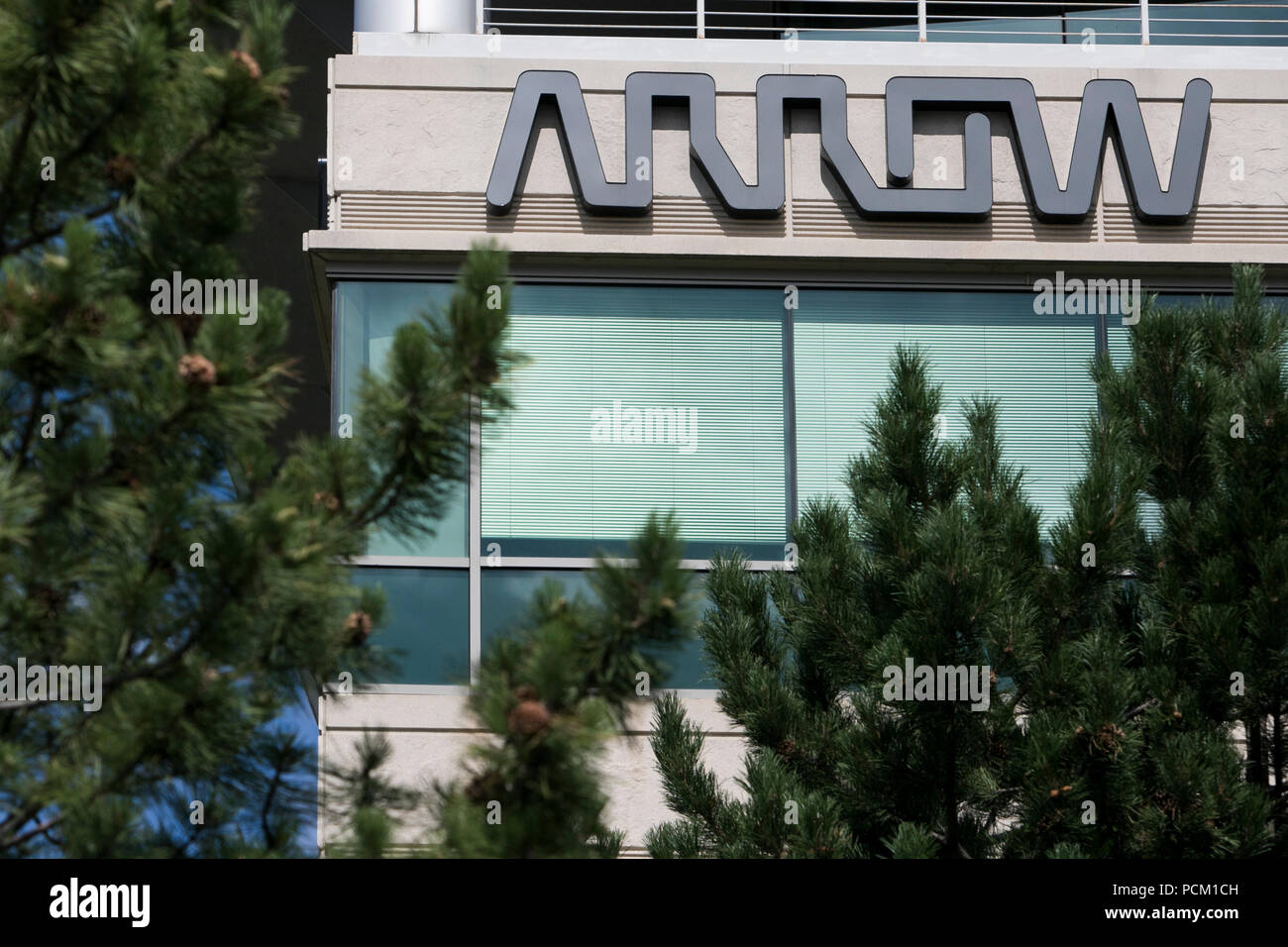 Arrow on sign hi-res stock photography and images - Alamy