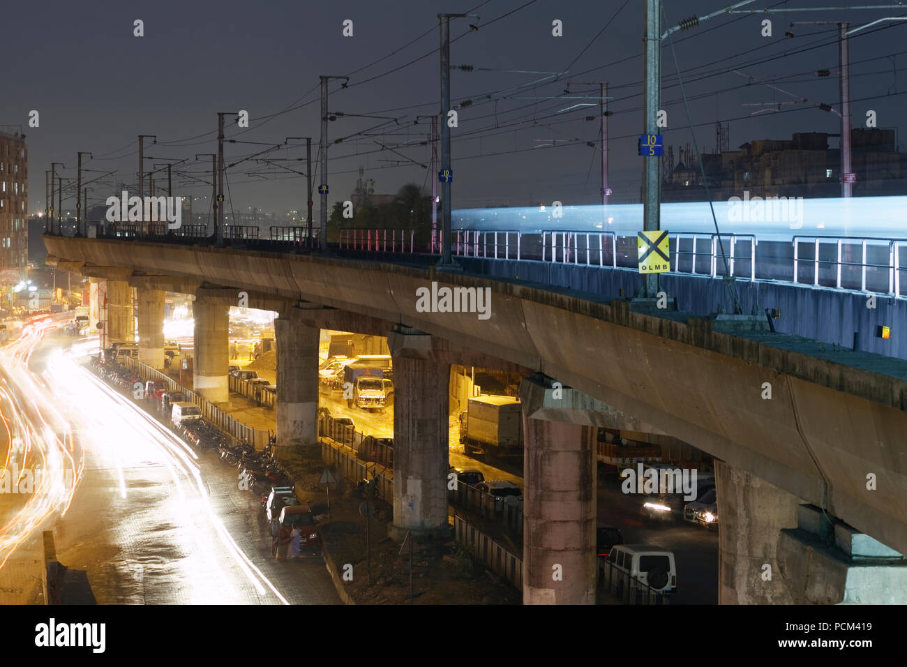 Mumbai metro rail platform hi-res stock photography and images - Alamy