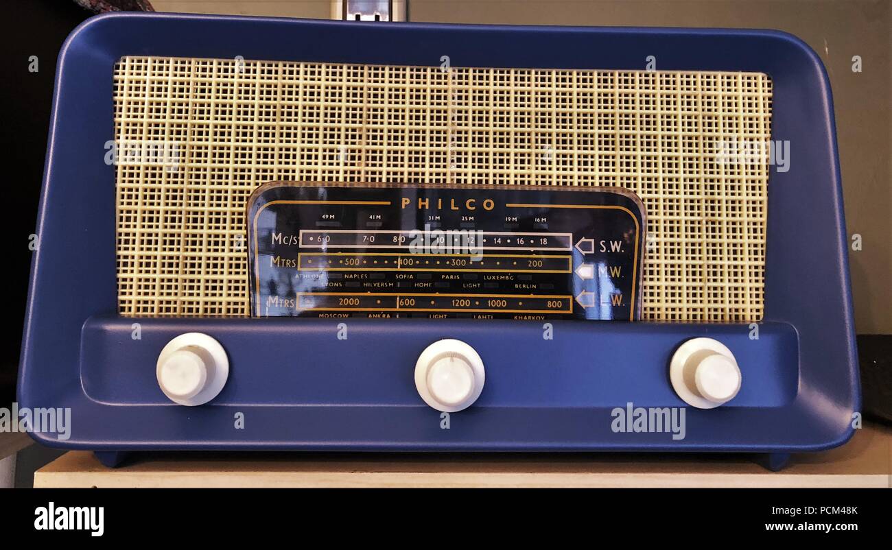 Vintage radios hi-res stock photography and images - Alamy