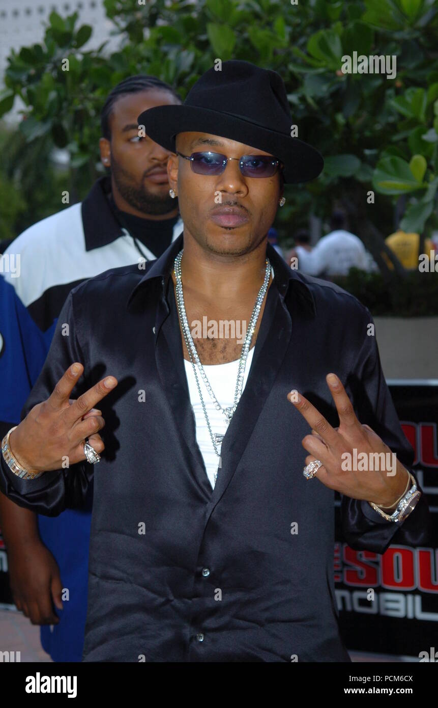 MIAMI - OCTOBER 10: Mario Winans arrives at the 2004 Source Hip-Hop ...