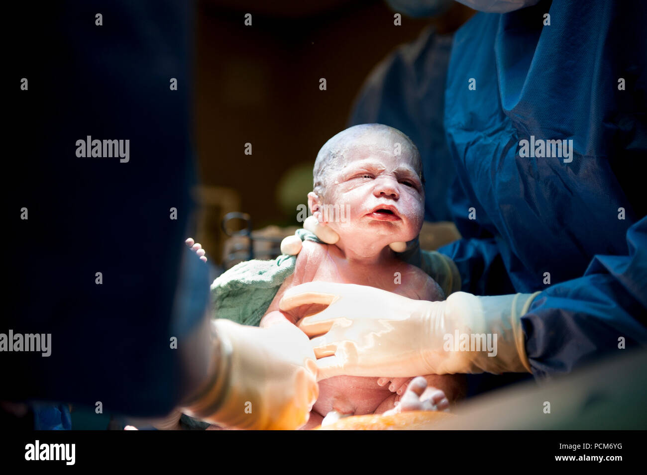 A woman giving birth to twins by caesarean section (Heverlee, 30/12 ...