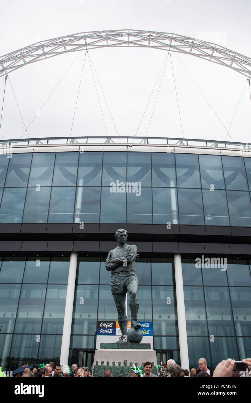 Bobby Moore,famous,West Ham United,defender,in,football,kit,ball ...