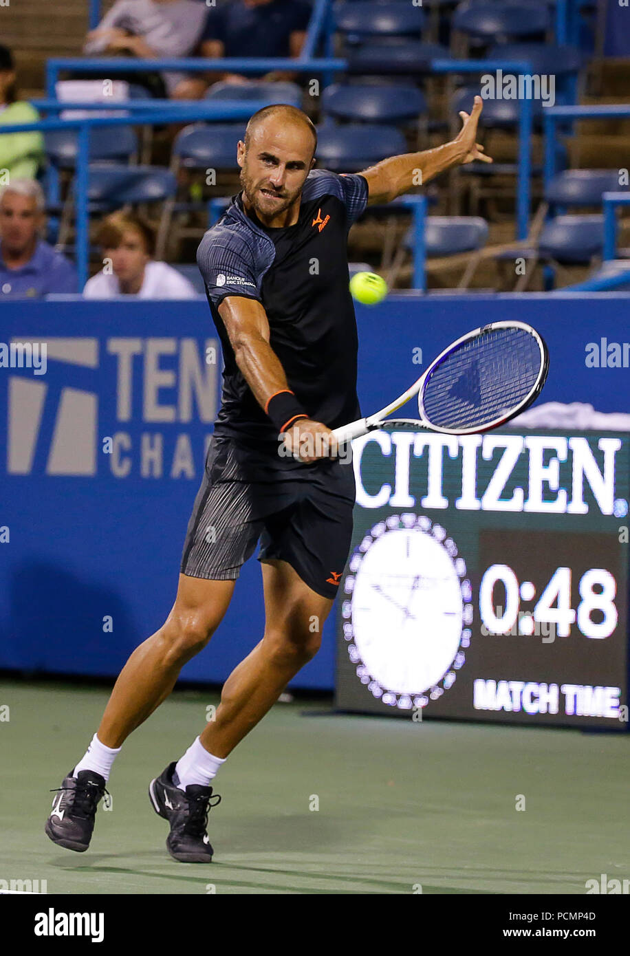 One handed backhand hi-res stock photography and images - Alamy